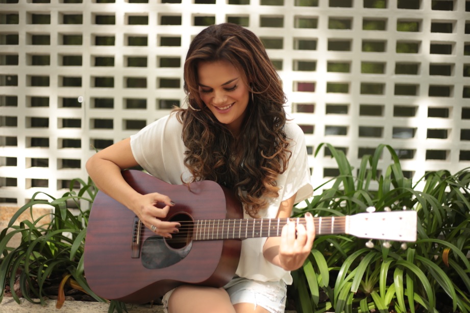 Daniela Firme lança seu novo EP com show no Clube do Choro | EixoBSB